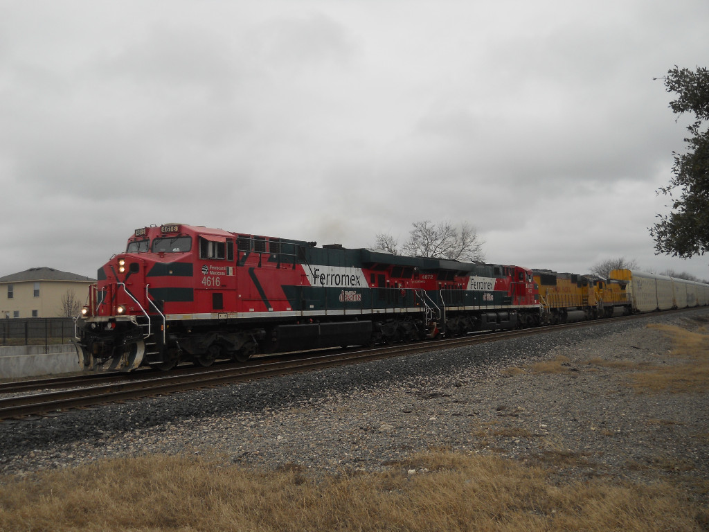 FXE 4616 FXE 4672 9Feb2011 NB at Ditmar Lane in Bergstrom